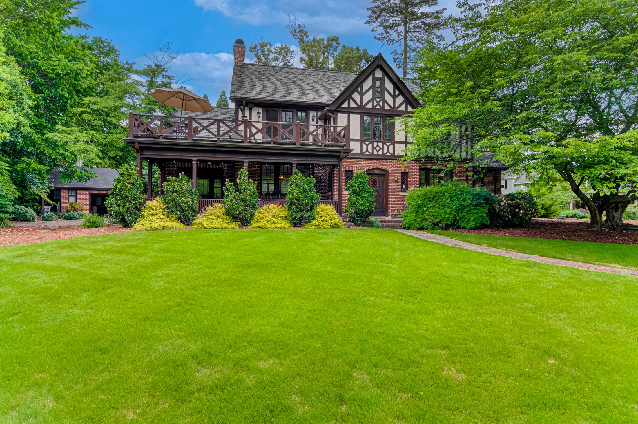 303 W Greenway Drive N Greensboro NC 27403 MLS 1075704 Allen Tate 303-w-greenway-drive-n-greensboro-nc-27403-mls-1075704-allen-tate